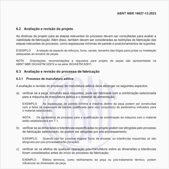 O que deve abranger a avaliação e a revisão do processo de manufatura